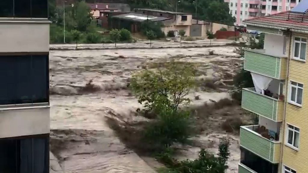 VIDEO: El horror avanza conforme la inundación se traga a la ciudad ...